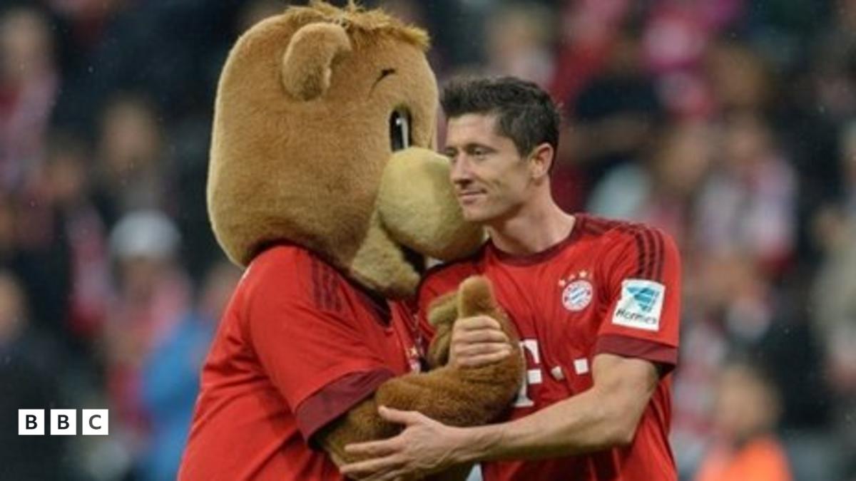 Robert Lewandowski: Striker scores five goals in nine minutes - BBC ...