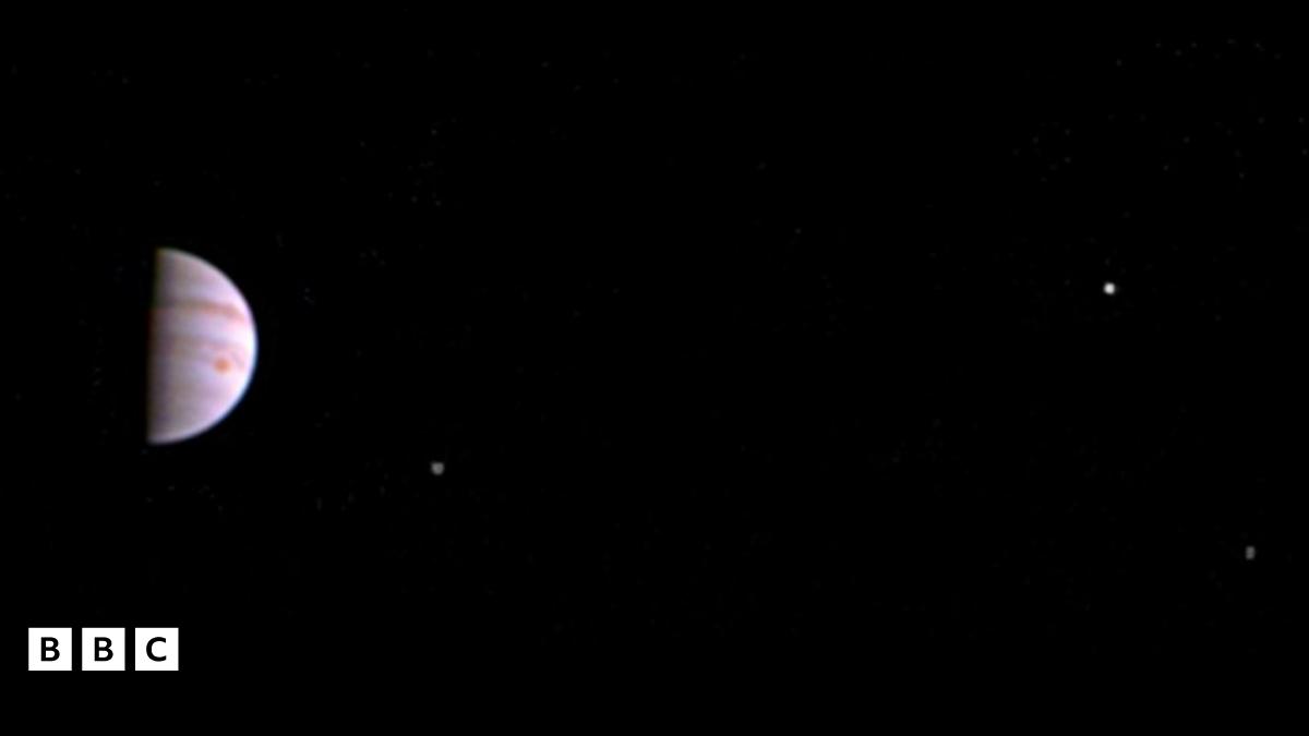 Juno probe's first picture of planet Jupiter - BBC Newsround