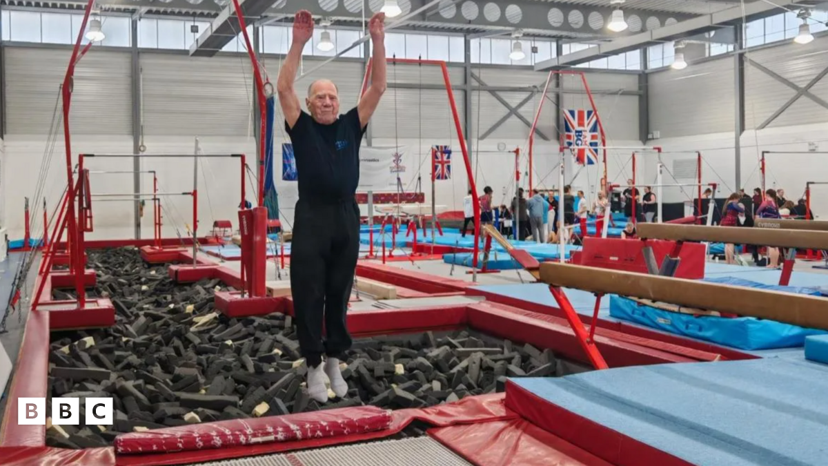 The 91-year-old great-grandad who won trampoline gold - BBC Newsround