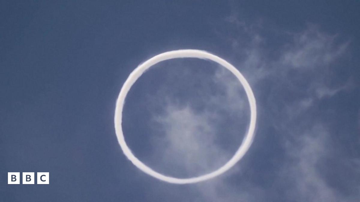 Mount Etna: Watch volcano blowing smoke rings in rare display - BBC ...