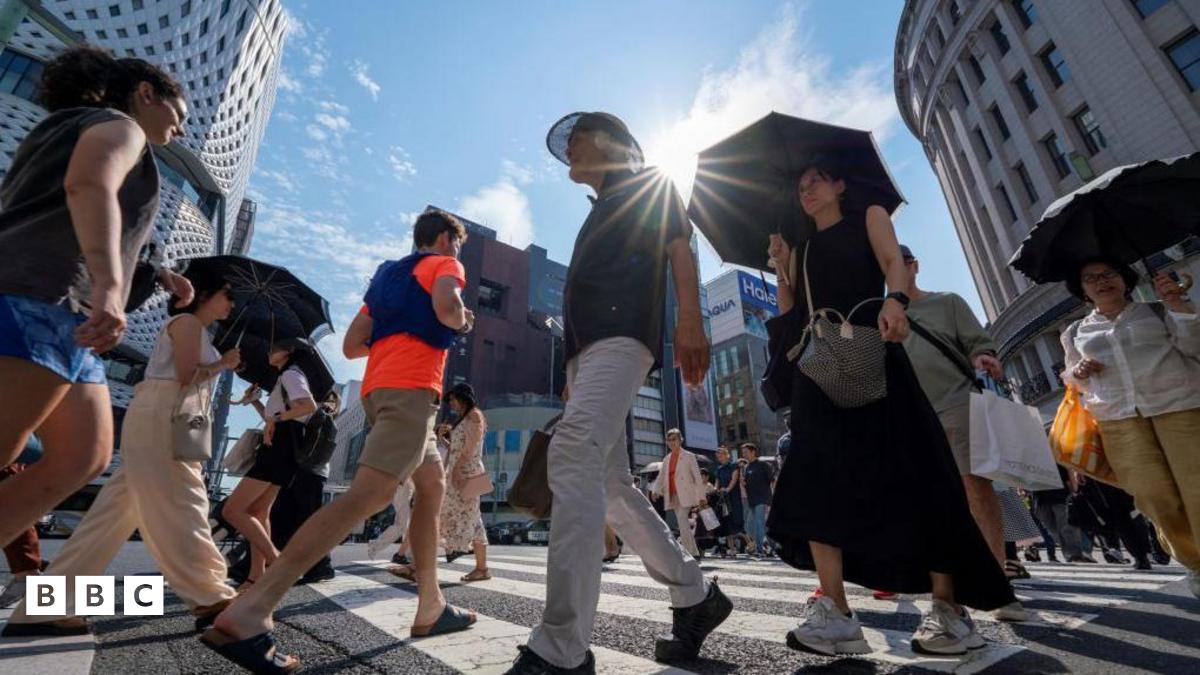 Japan heatwave: Health alerts issued as temperatures rise - BBC Newsround