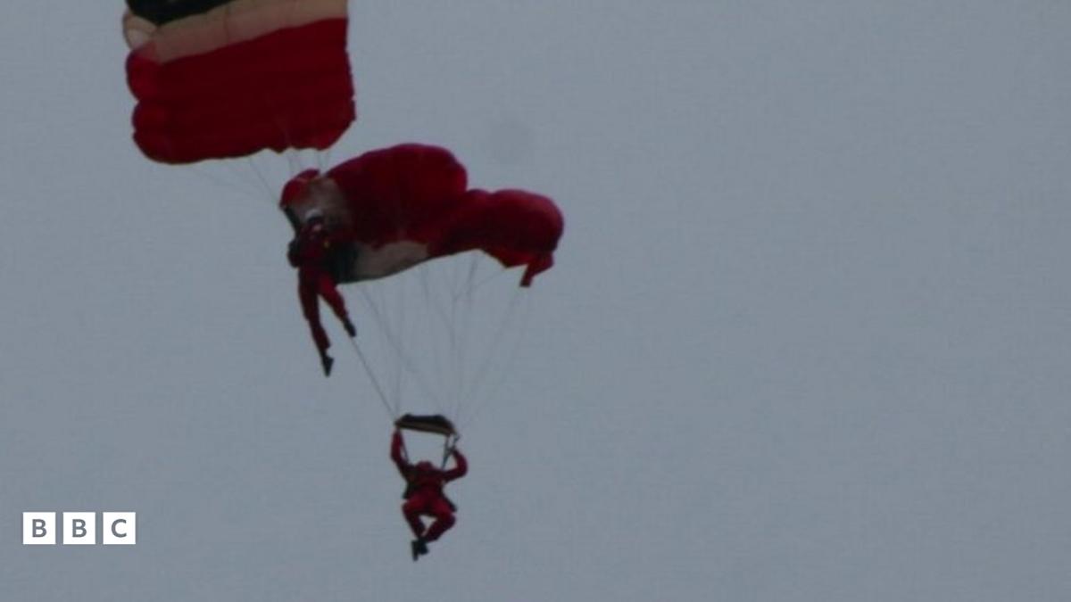 Red Devils in mid-air parachute drama - BBC Newsround