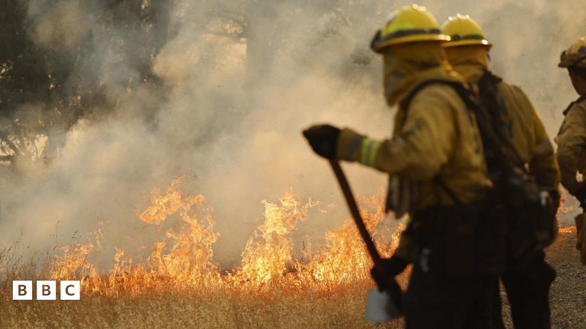 California Park fire: Thousands of firefighters tackle huge blaze - BBC ...