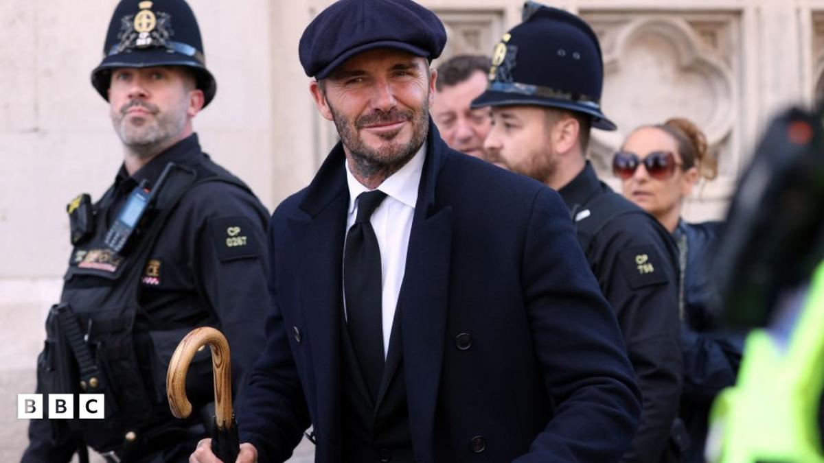 Queen Elizabeth II: David Beckham queues to see the Queen - BBC Newsround