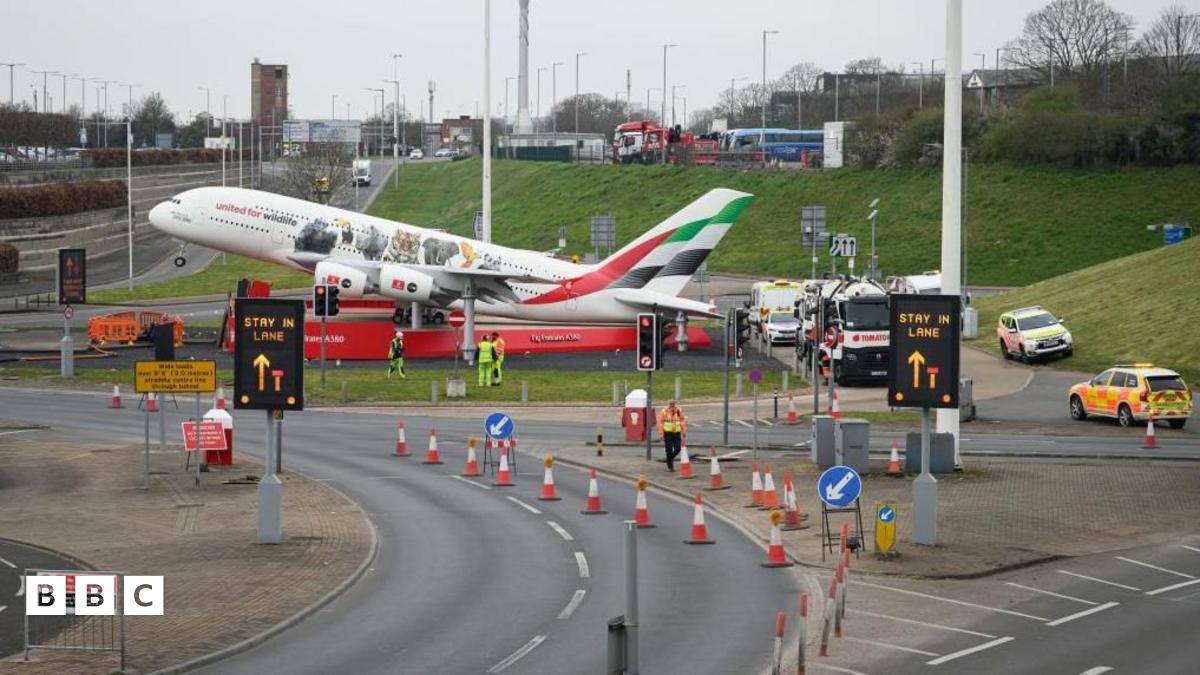 Heathrow: Fire shuts UK's biggest airport affecting thousands of ...