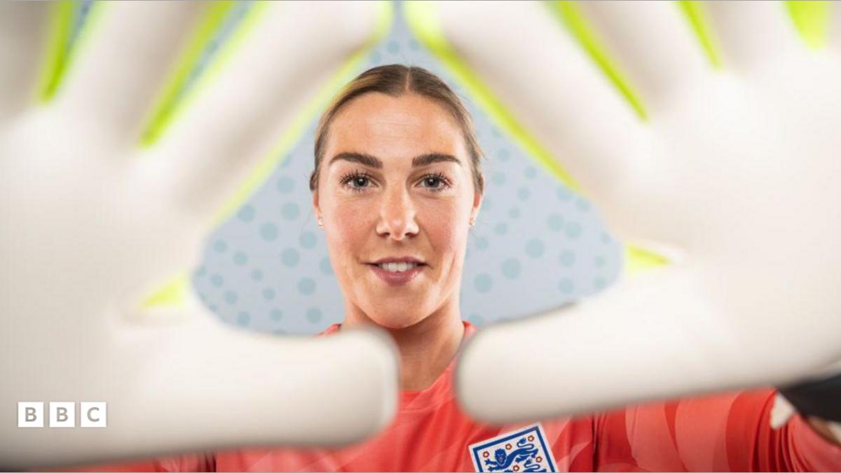 Goalkeeper Mary Earps to leave Man Utd and join PSG - BBC Newsround