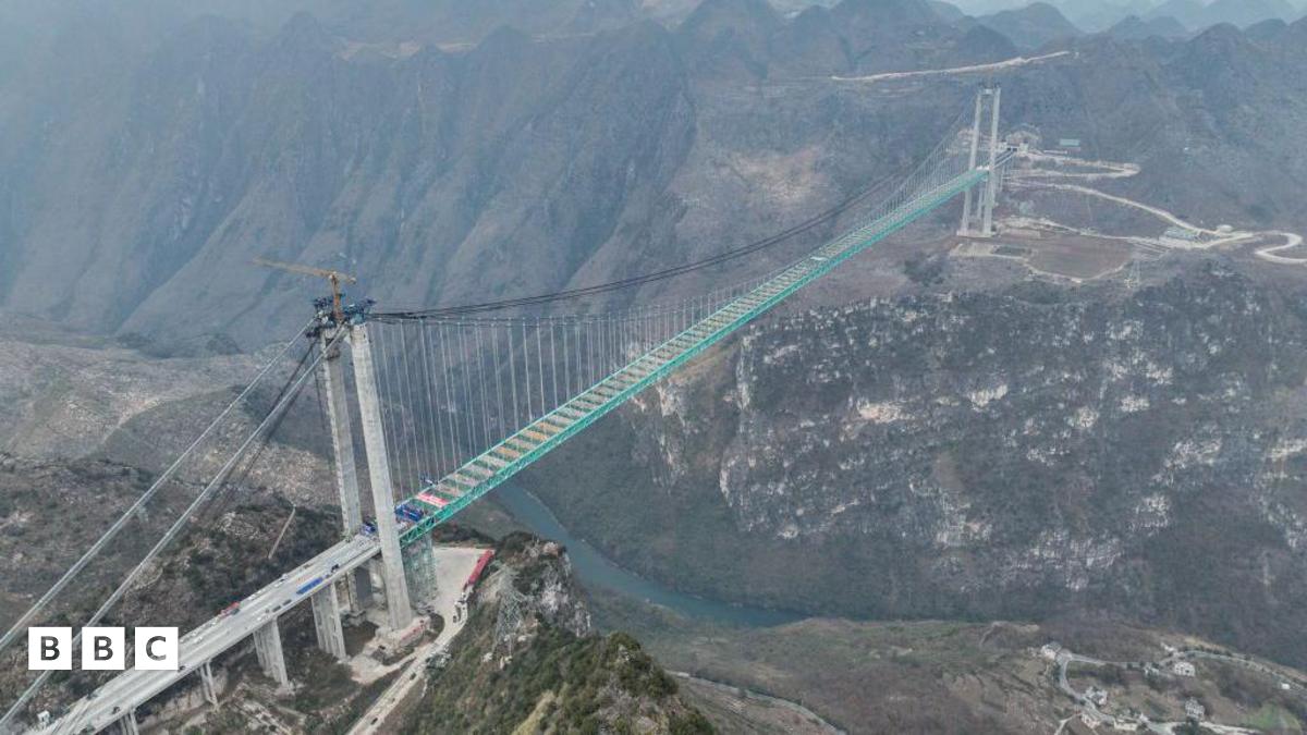 World's tallest bridge: Huajiang Grand Canyon Bridge takes title - BBC Newsround