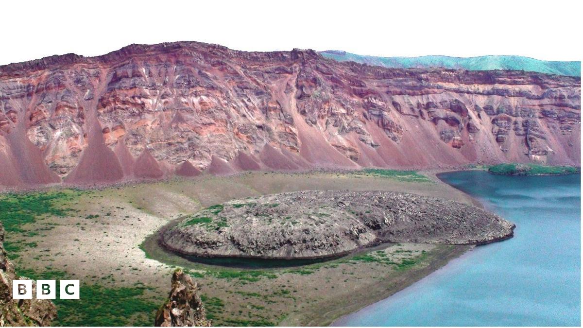 Mystery solved of volcanic eruption that 'turned the sun blue' - BBC ...