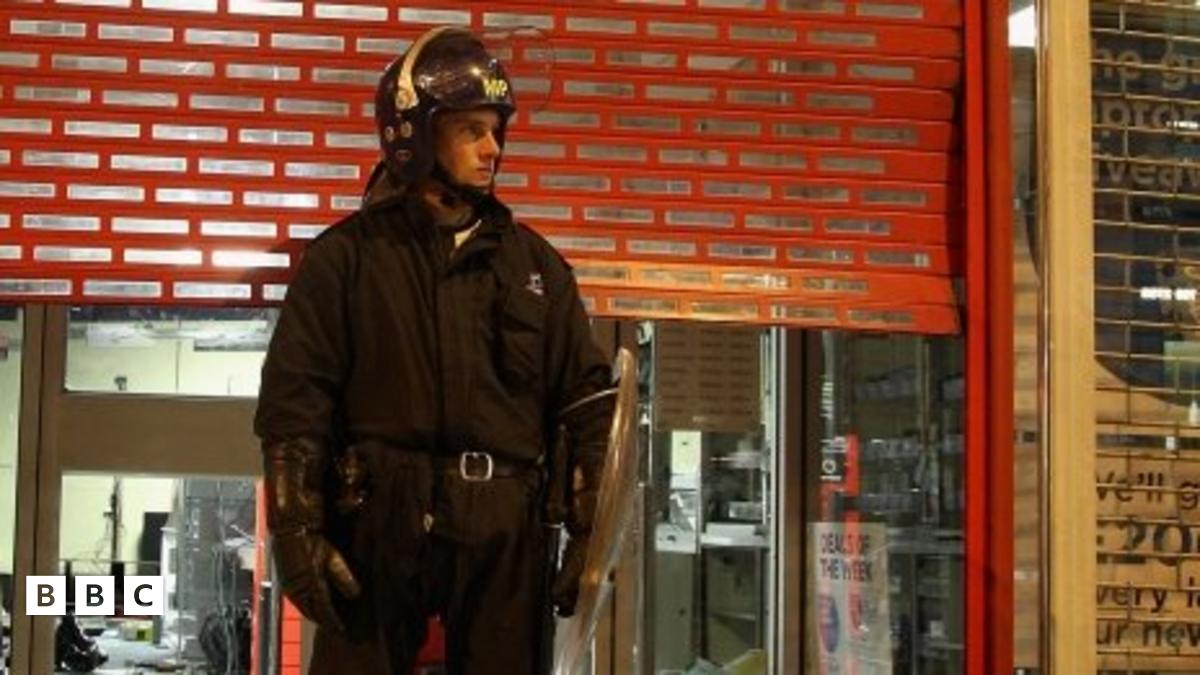 Pictures: Third night of London riots - BBC Newsround