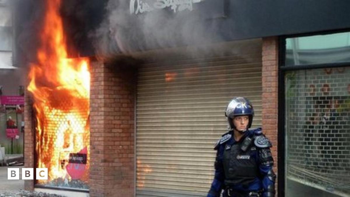 Riots: Violence in Manchester, Merseyside and Midlands - BBC Newsround