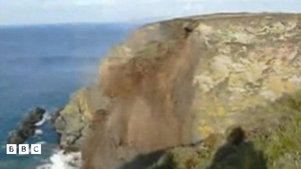Dramatic footage shows cliff collapsing in Cornwall - BBC Newsround