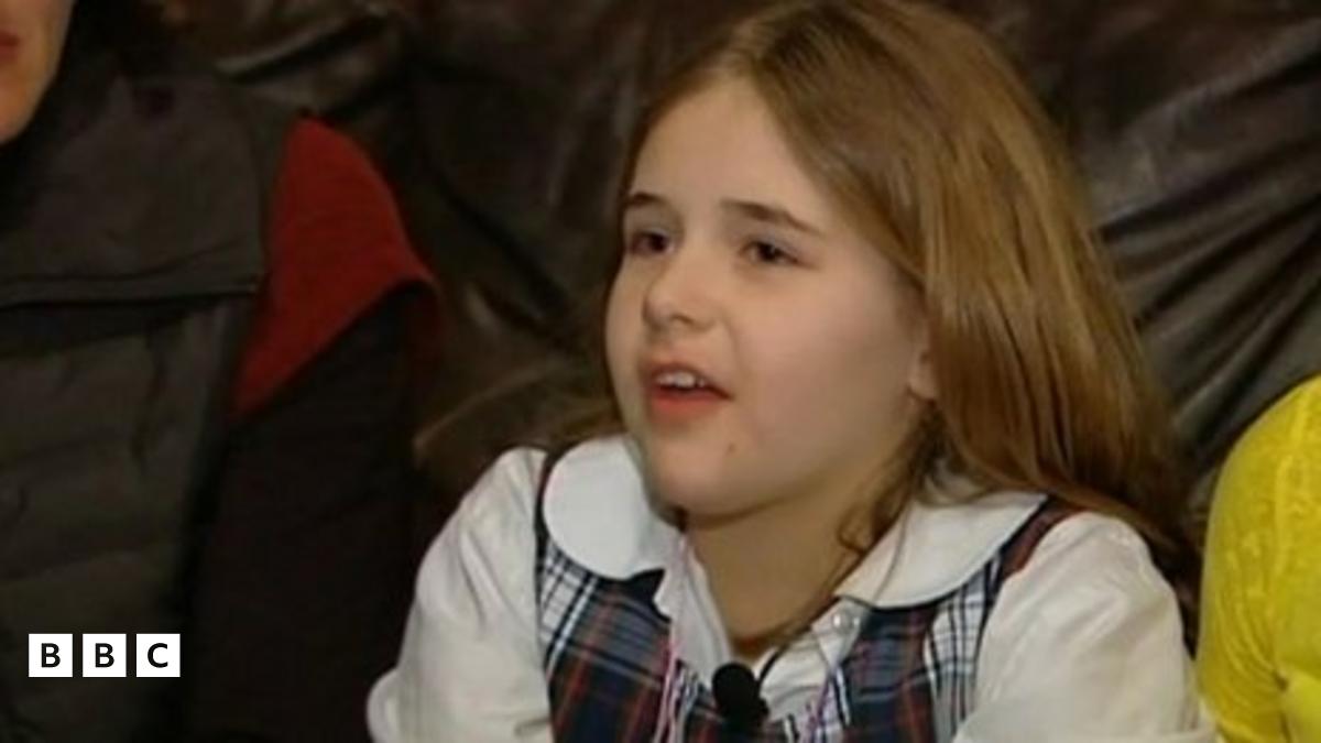 Firefighters rescue girl stuck inside a tree - BBC Newsround