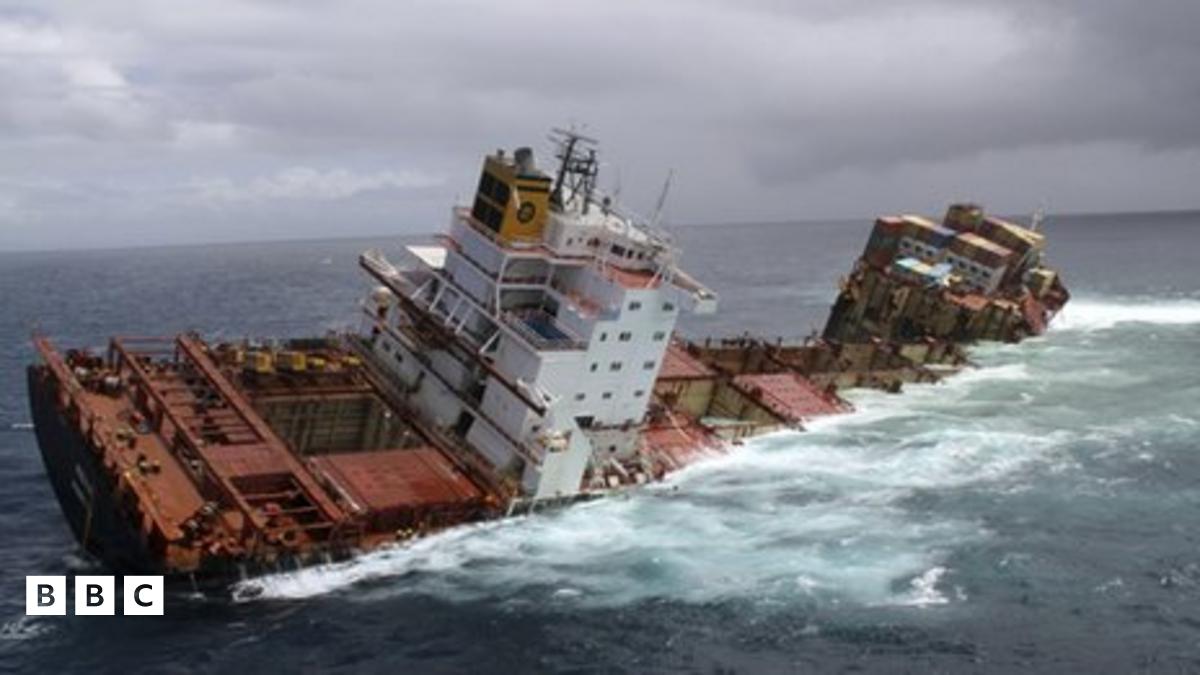 Cargo ship Rena breaks into two off New Zealand - BBC Newsround