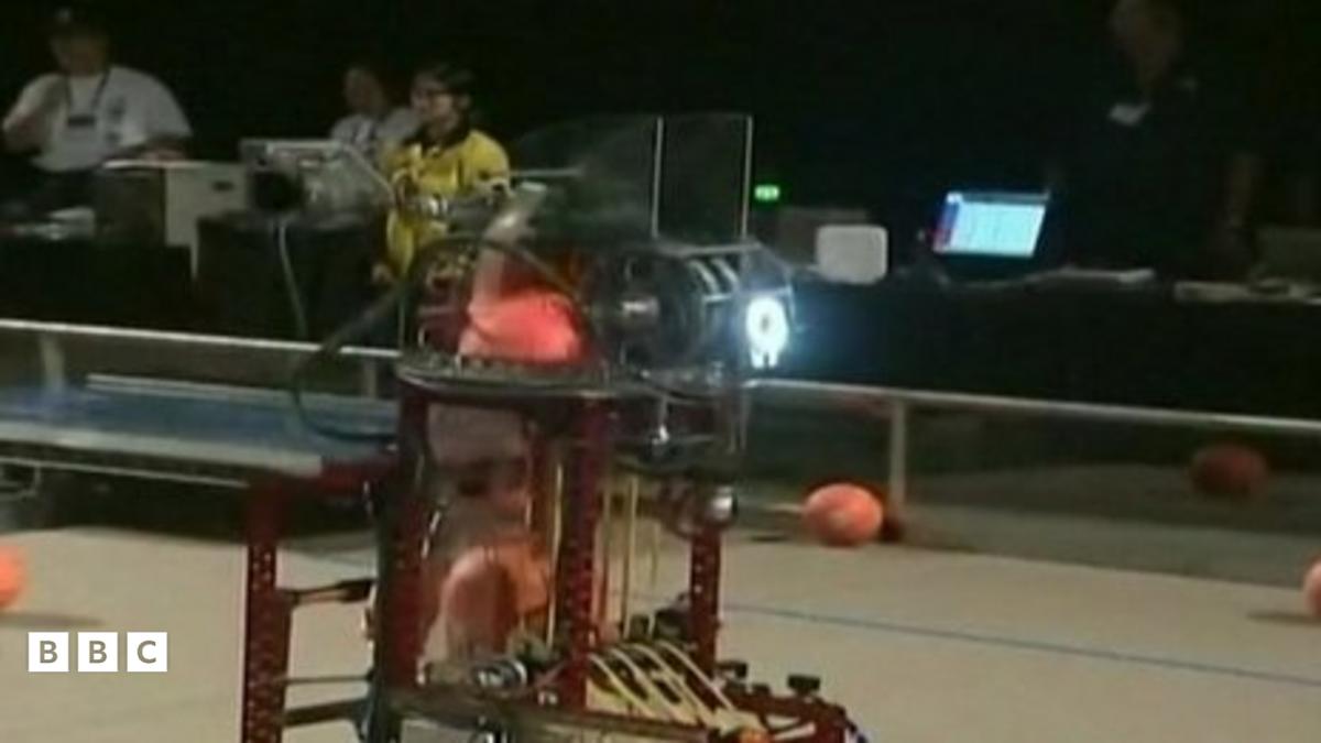 Slam dunking robot competition in Hawaii - BBC Newsround