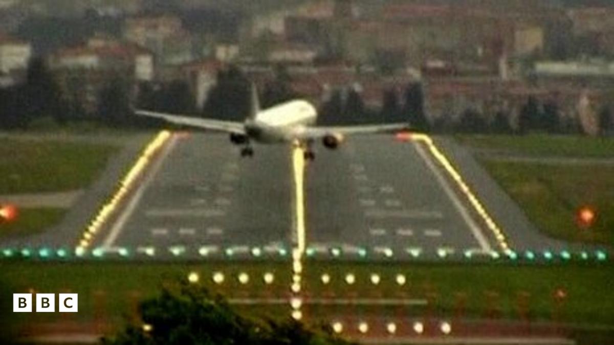 Planes in Spain hit by heavy winds on the runway - BBC Newsround