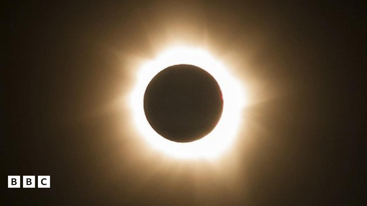 Australia's total solar eclipse in pictures - BBC Newsround