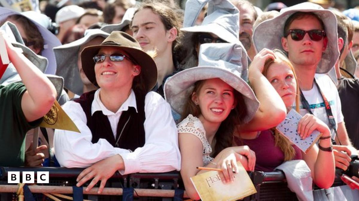 Hobbit world premiere draws thousands in New Zealand - BBC Newsround