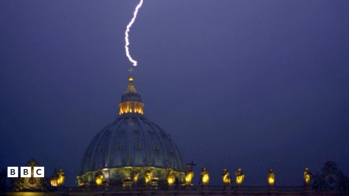 Lightning bolt hits St Peter's Basilica in Vatican City - BBC Newsround