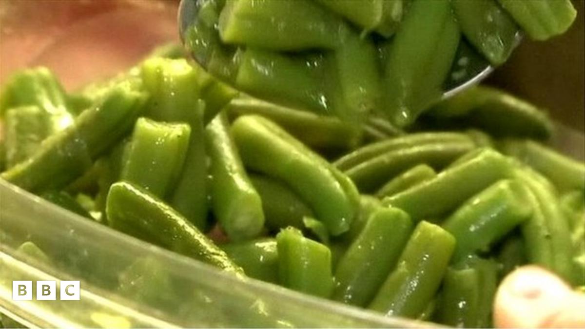 Woman finds toad in a can of green beans in the US - BBC Newsround
