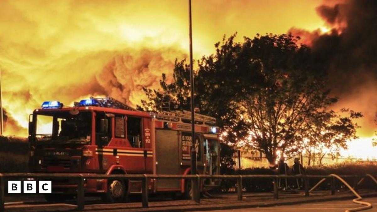 Massive fire in West Midlands expected to burn for days - BBC Newsround