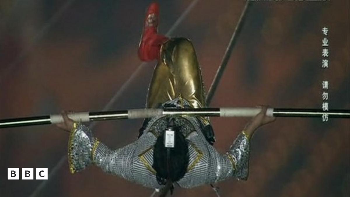 Tightrope walker in daring highwire stunt - BBC Newsround