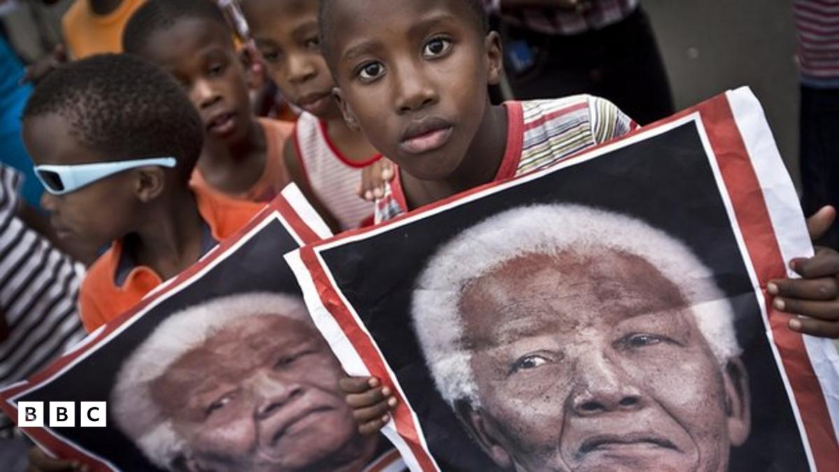 Crowds pay tribute to Nelson Mandela overnight - BBC Newsround
