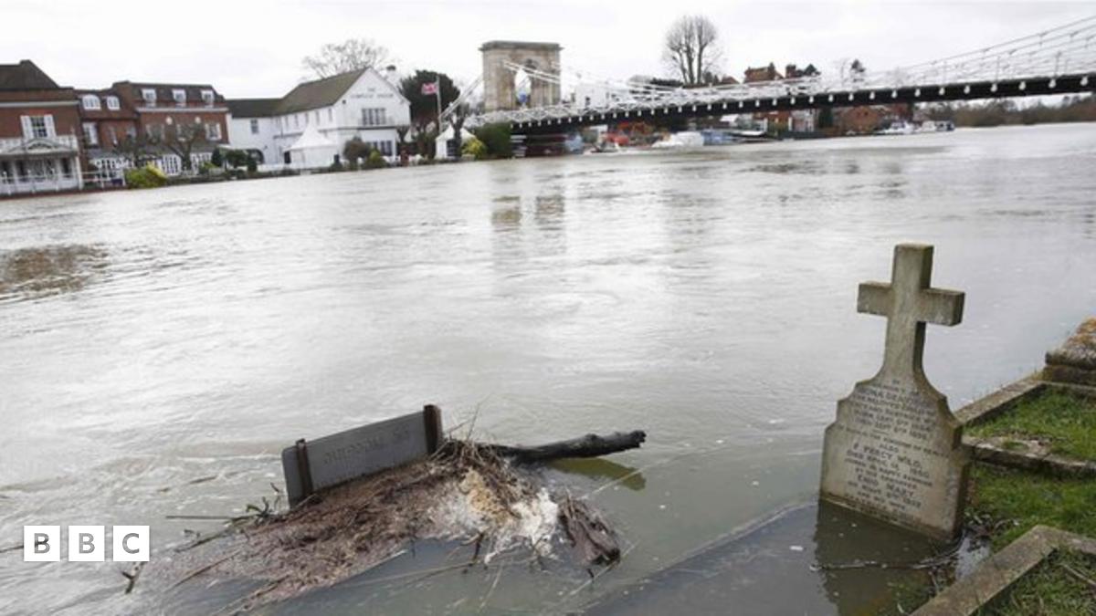 River Thames at record high level - BBC Newsround
