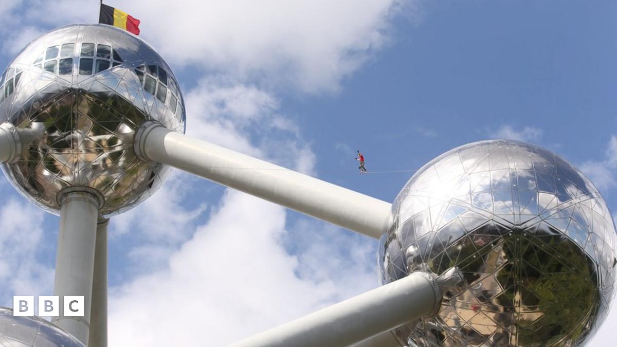 Daredevil tightrope walkers on Brussels' Atomium - BBC Newsround