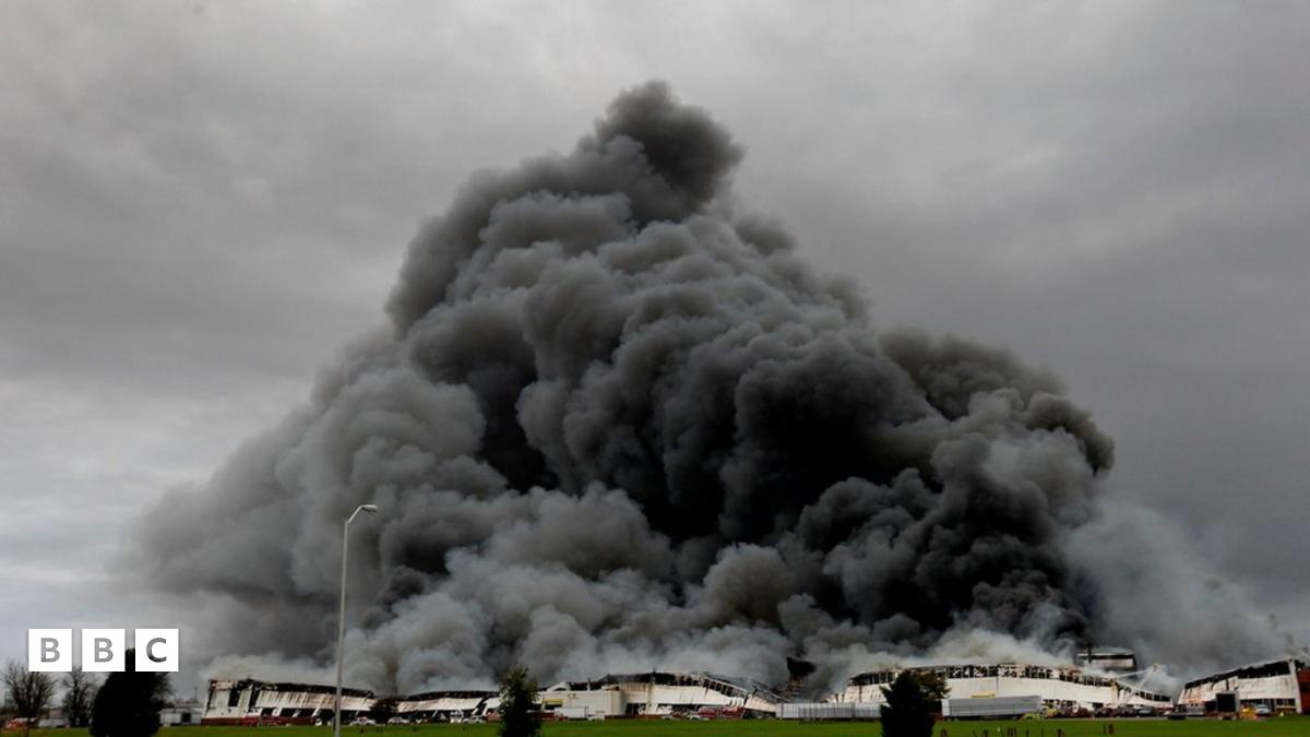Warehouse in Kentucky, USA, engulfed by massive fire - BBC Newsround