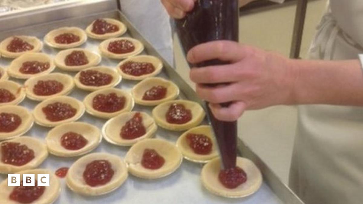 Welsh town bakes 2,300 jam tarts for world record - BBC Newsround