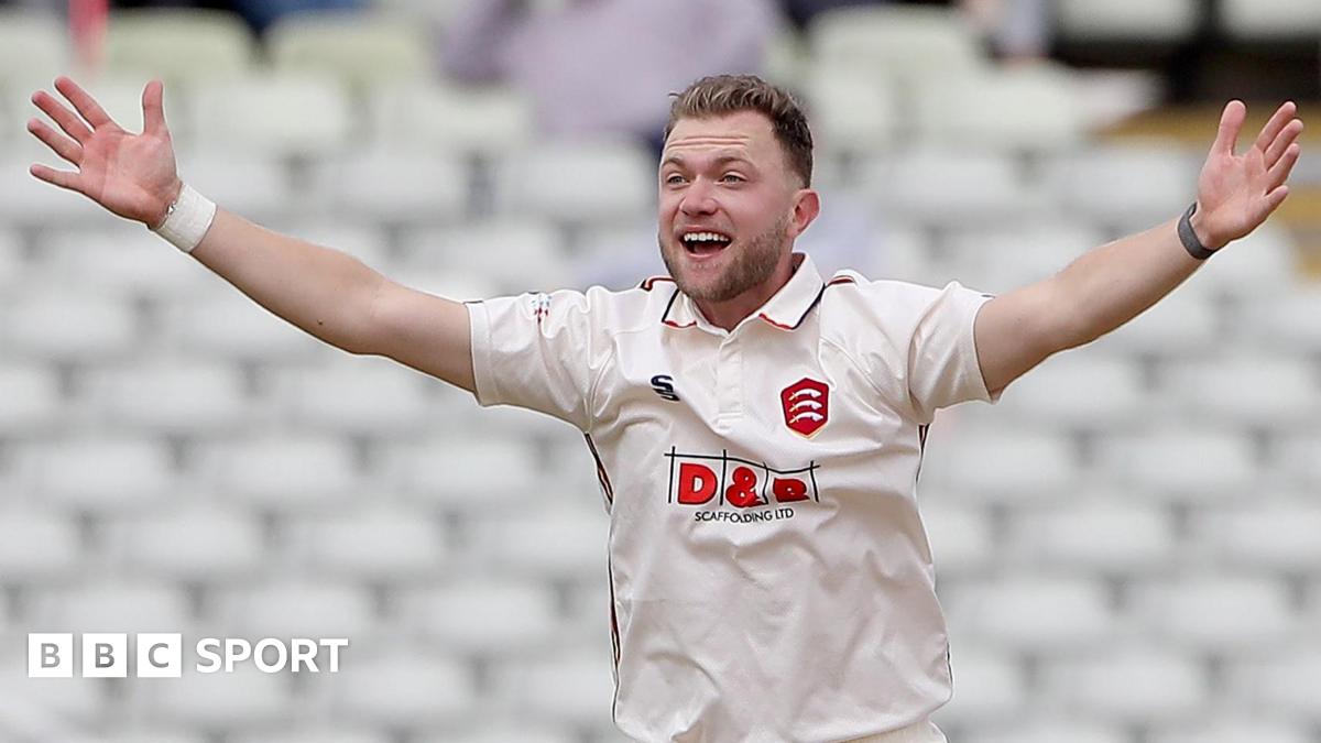 Sam Cook: Essex seam bowler signs new three-year contract - BBC Sport