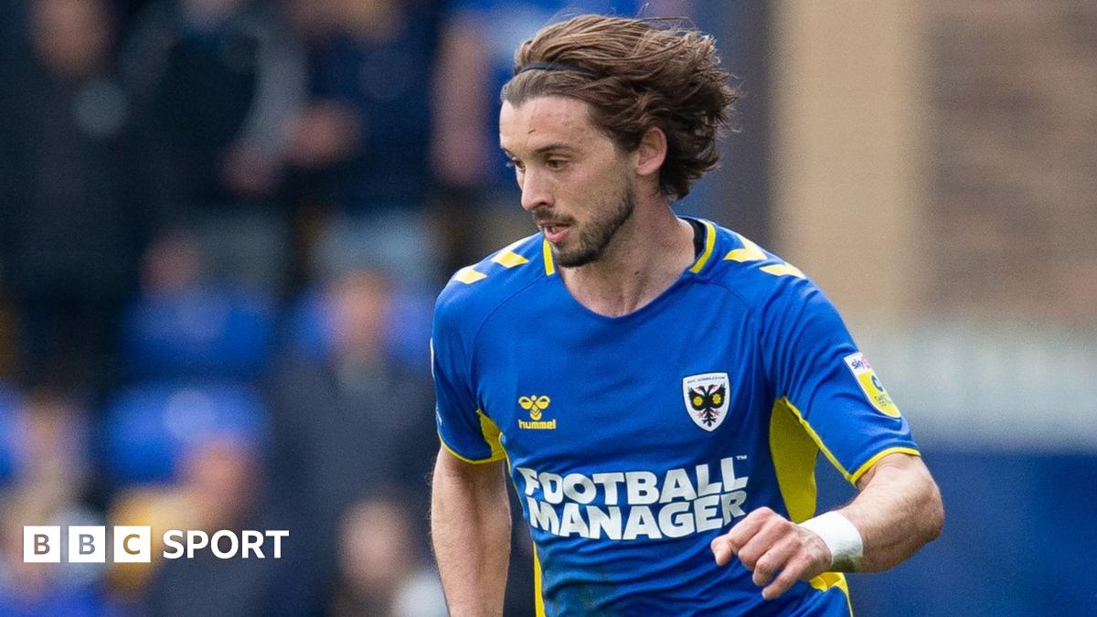 Ethan Chislett: AFC Wimbledon midfielder offered new contract - BBC Sport