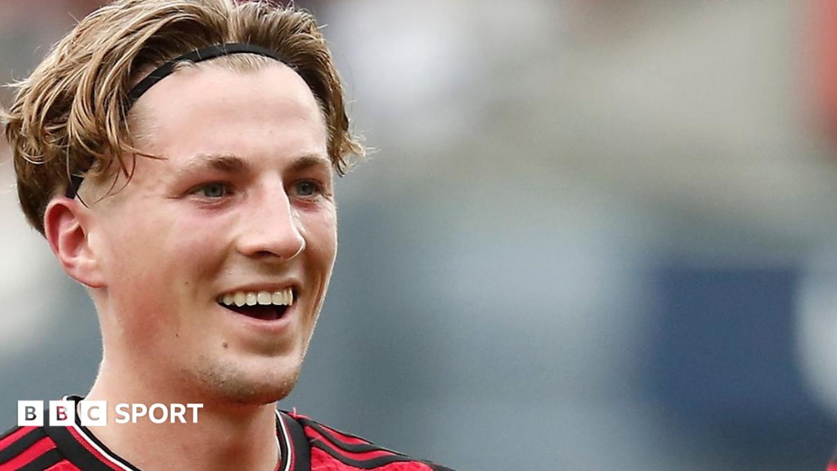 Charlie Savage: Manchester United midfielder agrees Reading move - BBC ...