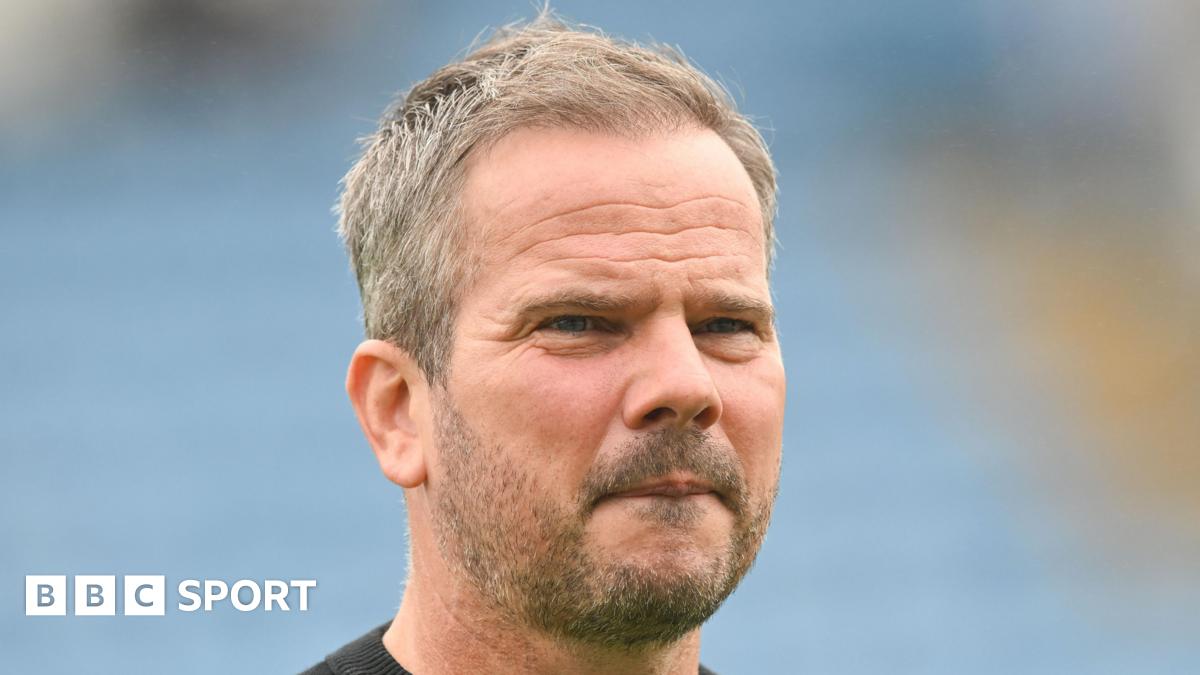 Stephen Clemence: Barrow boss stands by goalkeeper decision - BBC Sport