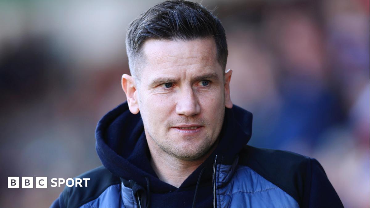 Lee Bell: Crewe boss stays despite approach from another club - BBC Sport