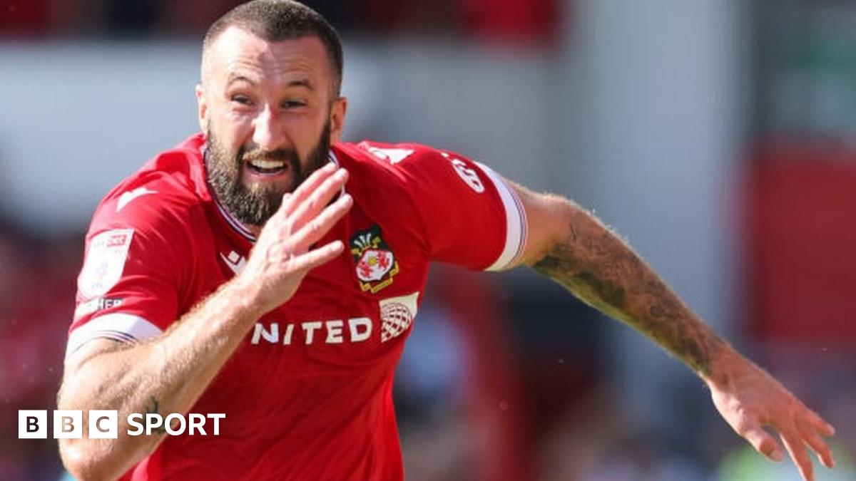 Wrexham 2-0 Gillingham: Palmer and Tozer strike to send Wrexham second ...