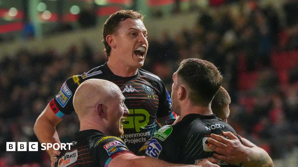 Super League: Salford Red Devils 12-22 Wigan Warriors - Two late tries ...