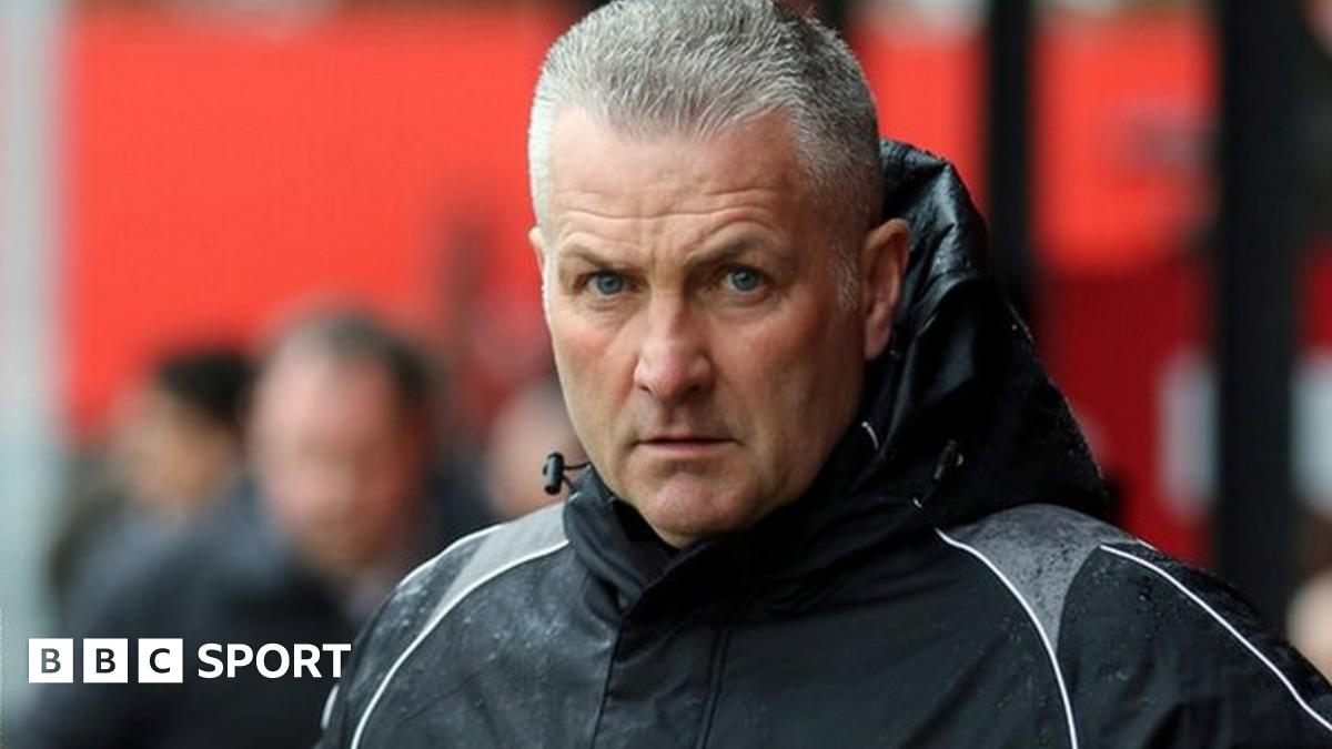 Wrexham: Manager Gary Mills close to first summer signing - BBC Sport