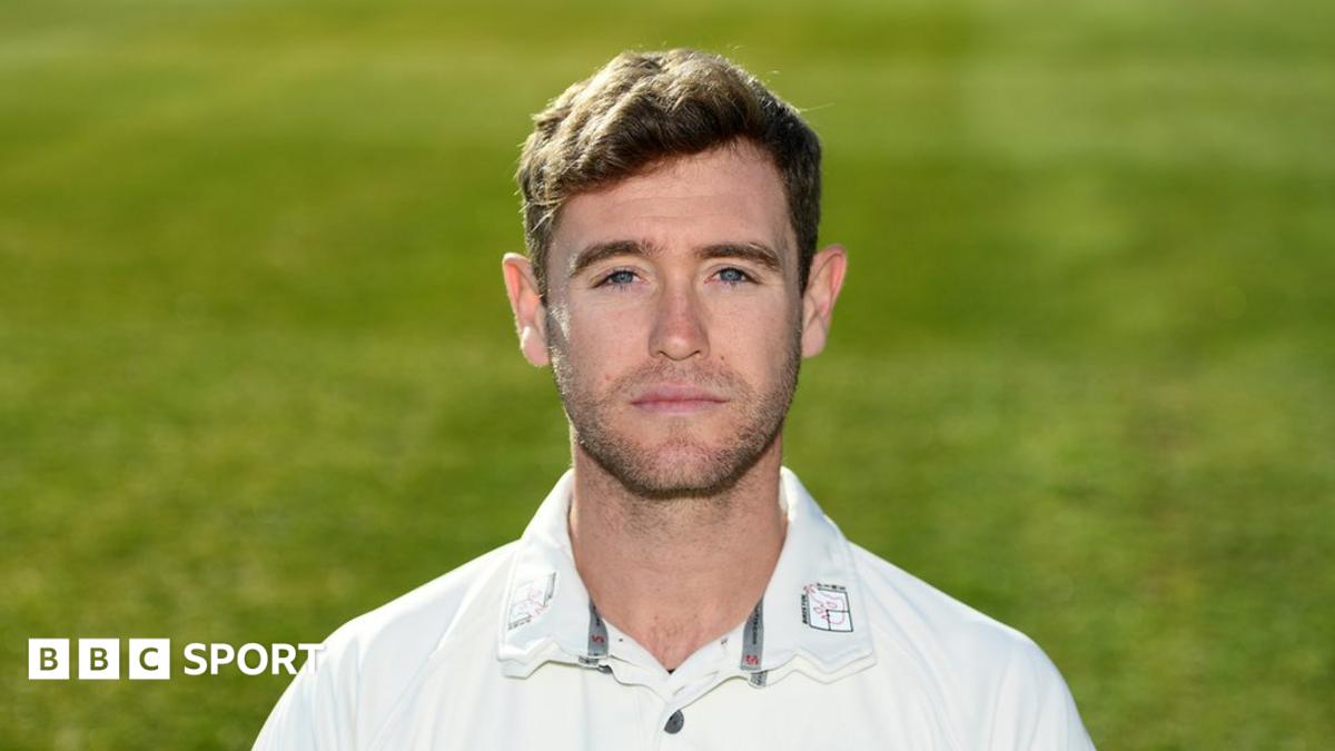 Ian Cockbain: Gloucestershire batsman extends contract - BBC Sport