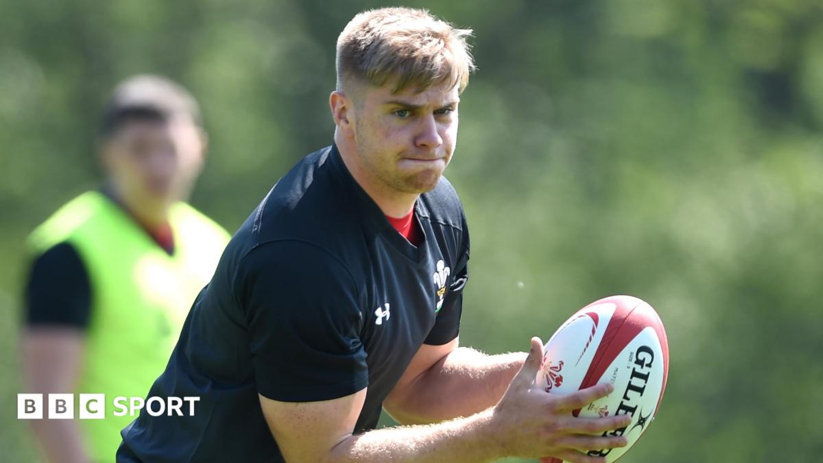 Aaron Wainwright's meteoric rise from Whiteheads to Wales - BBC Sport