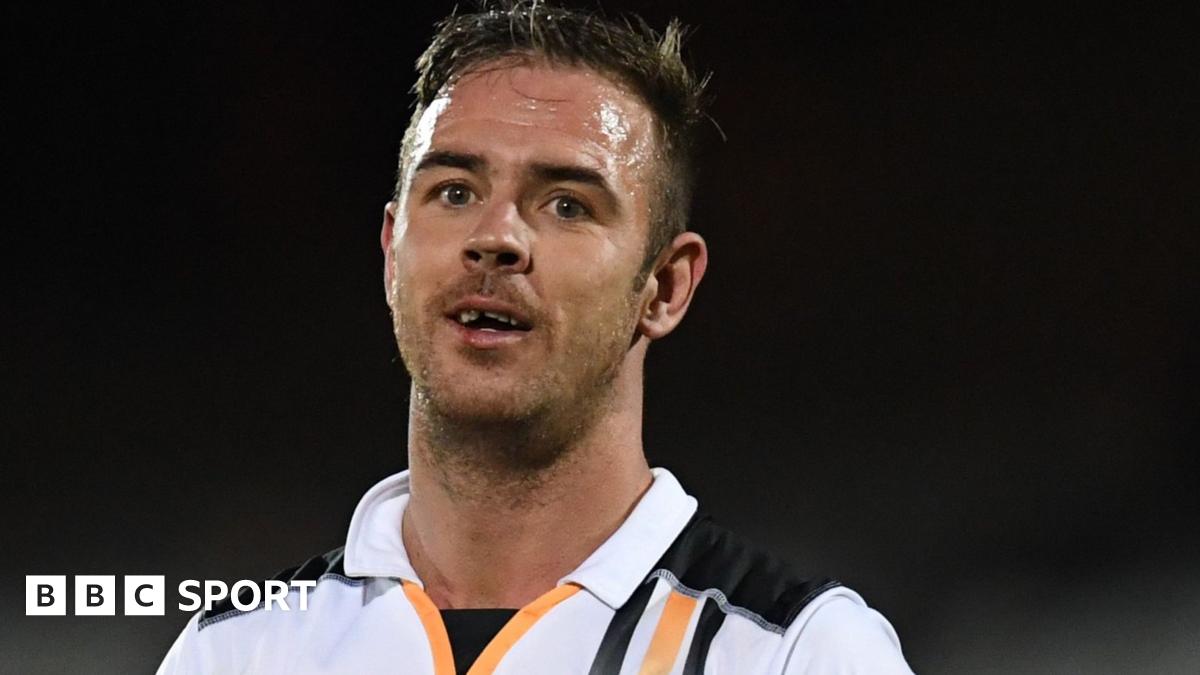 Tom Pope: Port Vale striker extends contract to 2021 - BBC Sport