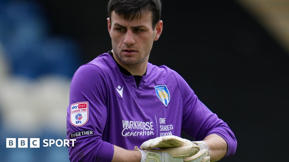 Tom Smith: Colchester United re-sign former Arsenal goalkeeper - BBC Sport