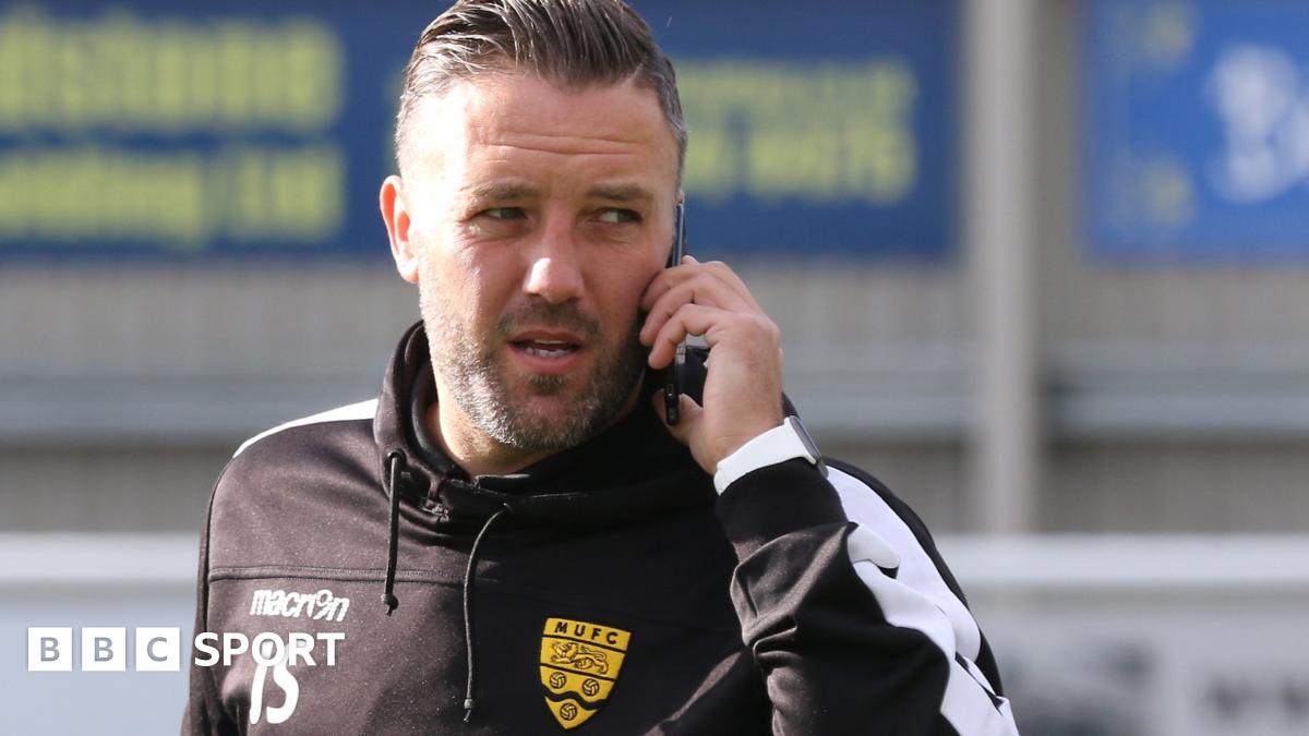 Jay Saunders: Maidstone United boss extends contract - BBC Sport