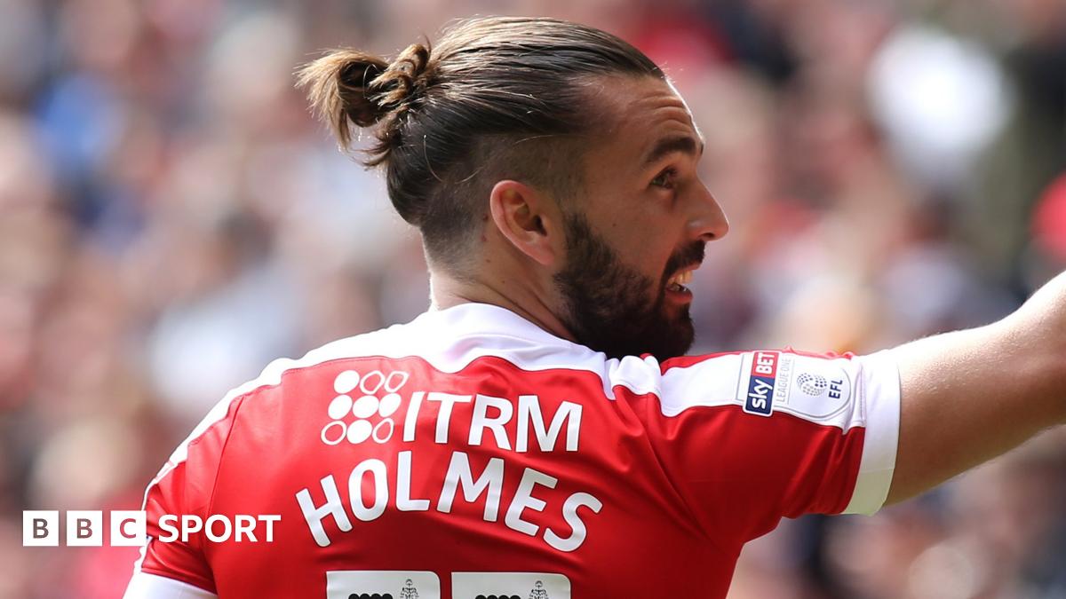 Charlton midfielder Ricky Holmes signs new three-year contract - BBC Sport