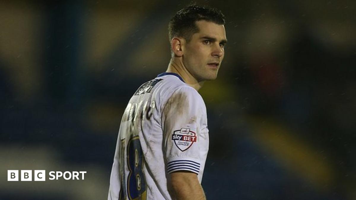 Daniel Nardiello: Bury striker signs contract extension - BBC Sport