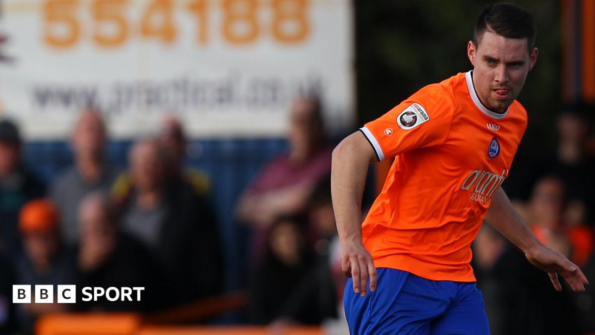 Dan Sparkes: Torquay United sign Braintree Town winger - BBC Sport