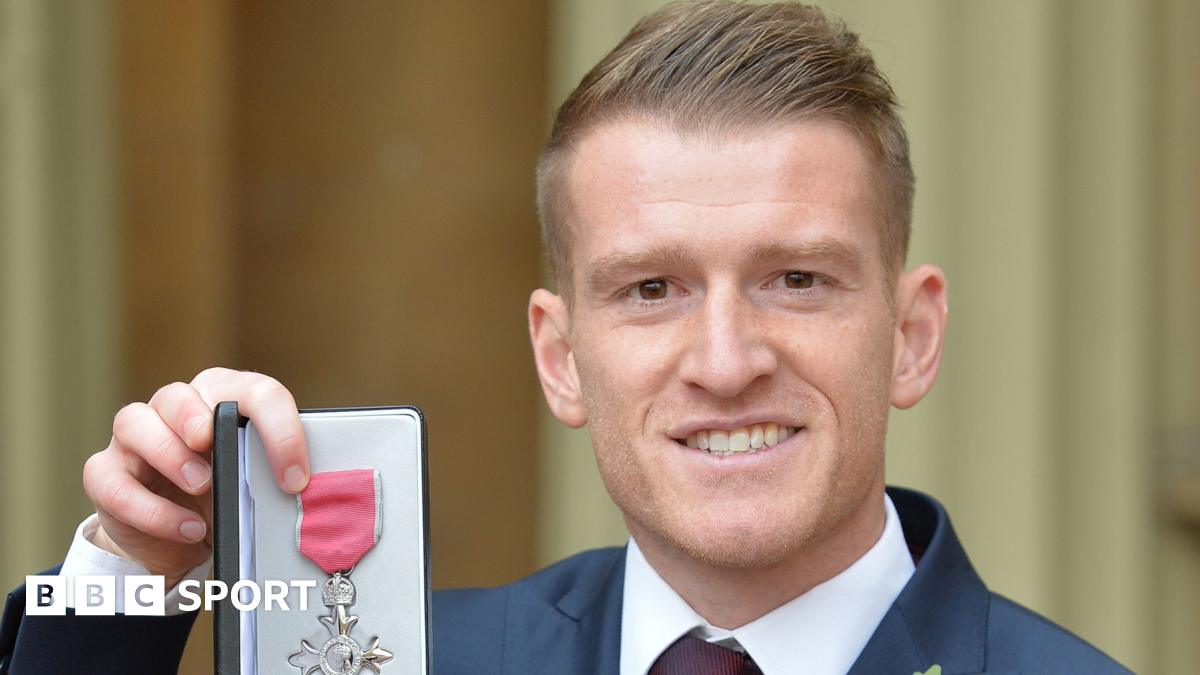 Northern Ireland skipper Steven Davis receives MBE at Palace - BBC Sport