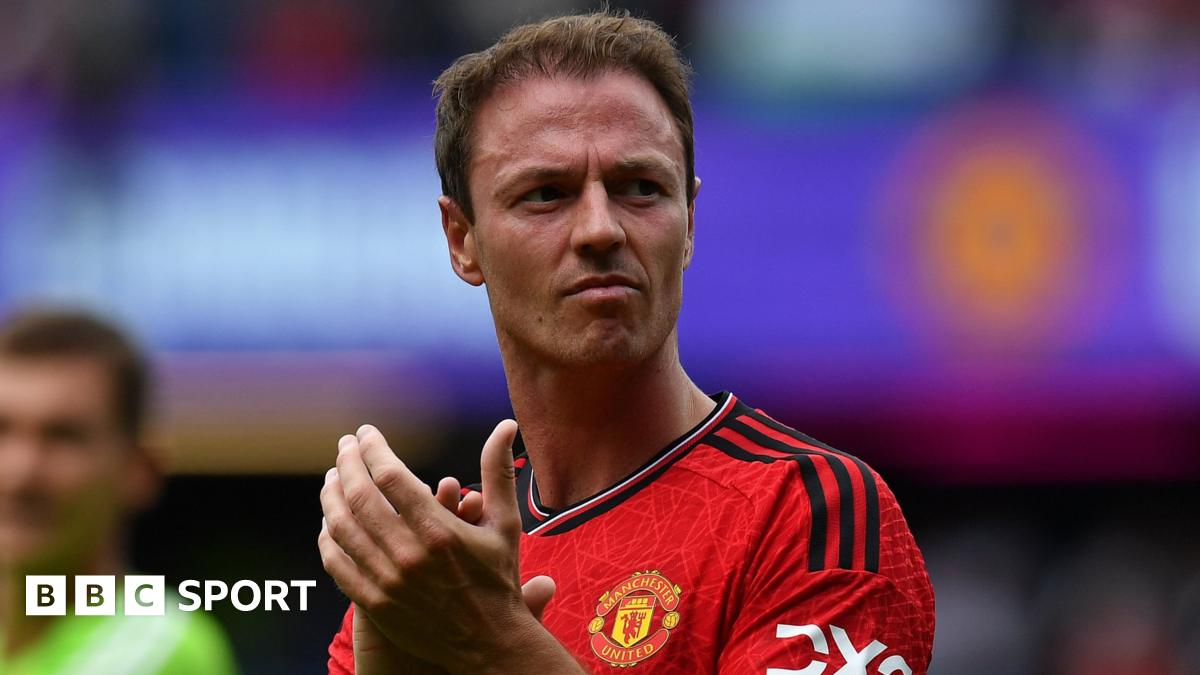 Man Utd transfer news: NI defender Jonny Evans rejoins club on one-year deal - BBC Sport