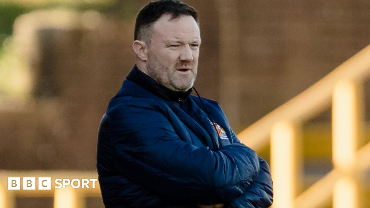 Barry Town United: Boss Gavin Chesterfield agrees new deal - BBC Sport