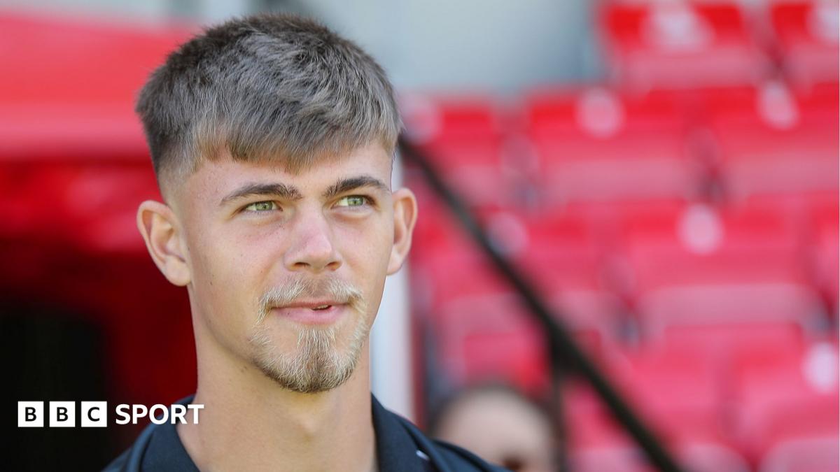 Tom Booth: Crewe Alexandra goalkeeper signs new two-year deal - BBC Sport